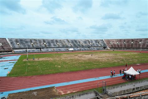 경기장 경주로 관중 관중석 날씨 달리는 들판 모임 버려진 빈 빨간 스포츠 앉아 있는 야외 운동 야외에서 운동 위치 육상 육상 경기 육상