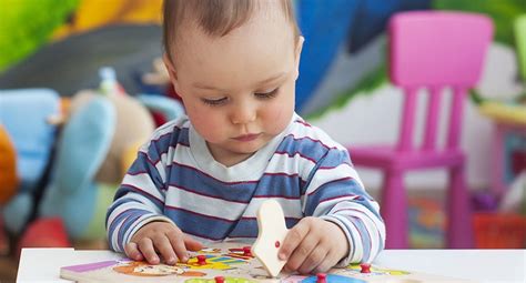 Развитие ребенка что должен уметь в 11 месяцев