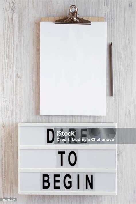 현대 보드에 단어를 시작 감히 흰색 나무 표면에 종이의 빈 시트와 클립 보드 상단보기 오버 헤드 위에서 평평한 누워 공간을 복사합니다 0명에 대한 스톡 사진 및 기타 이미지
