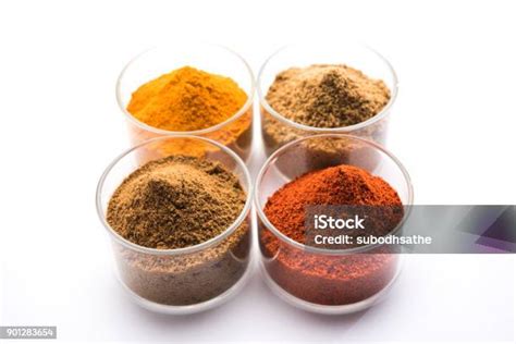 인도의 다채로운 향신료입니다 원시 빨간 고추 심 황 고 수 커 민 가루 같은 4 개의 기본 인도 향신료의 그룹 사진 선택적 초점 가루로 빻은에 대한 스톡 사진 및 기타