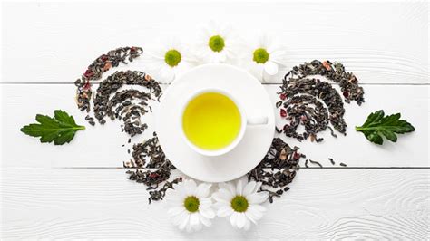 꽃이 있는 화이트 보드에 녹차 한 잔 맨 위 보기 밝은 배경에 허브 차 한 잔의 구성 0명에 대한 스톡 사진 및 기타 이미지 0명 건강관리와 의술 그릇 Istock