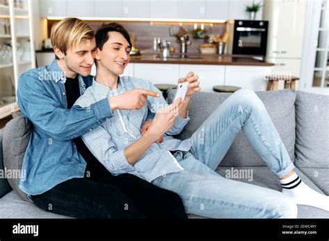Jeune Couple Homosexuel Calin Canap Banque De Photographies Et Dimages Haute R Solution Alamy