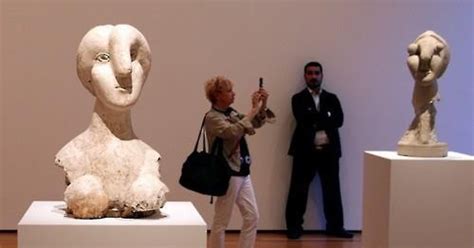 피카소 연인 조각상 분쟁 시끌 잔금 안받고 명의이전