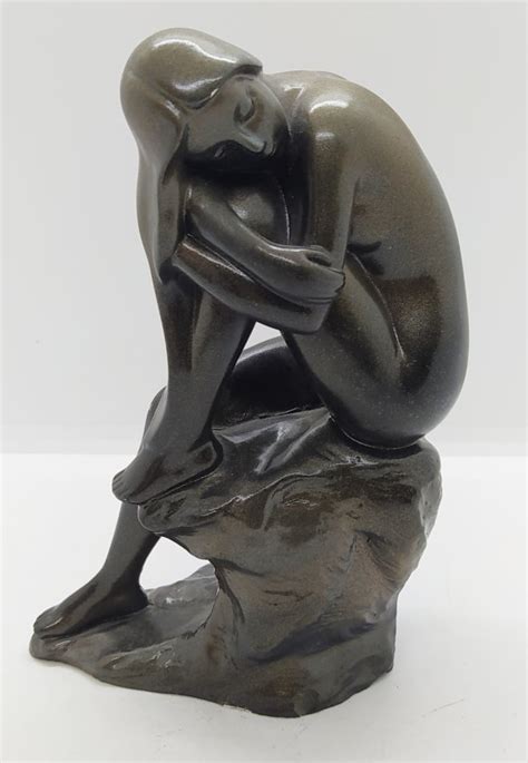 Статуэтка Девушка сидящая на скале гипс покрытие Российская Федерация 1995 2020 гг