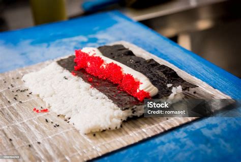 레스토랑 주방에서 초밥과 롤을 만드는 과정 요리사는 칼로 손을 고추냉이에 대한 스톡 사진 및 기타 이미지 고추냉이 김 대두 콩 Istock