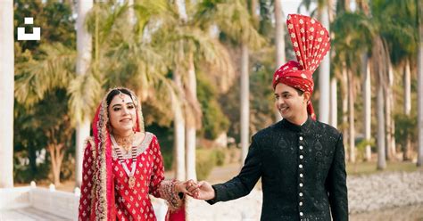 인도 복장을 한 남자와 여자가 손을 잡고 있다 사진 Unsplash의 무료 손 이미지