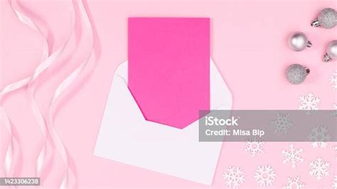 파스텔 핑크 배경에 크리스마스 장식품과 리본이있는 봉투에 공간 종이를 복사하십시오 플랫 누워 0명에 대한 스톡 사진 및 기타 이미지 Istock