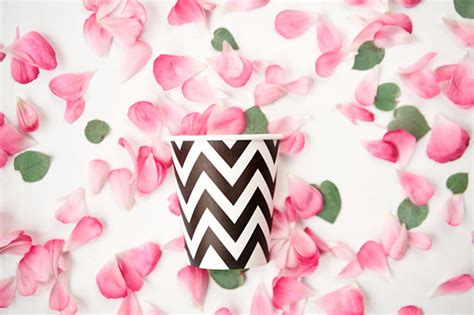 꽃집과 커피숍의 개념입니다 커피 컵과 꽃 갈 커피 꽃잎 장미와 Ranunculus입니다 발렌타인 데이 낭만적 인 배경 텍스트를 위한 공간입니다 0명에 대한 스톡 사진 및