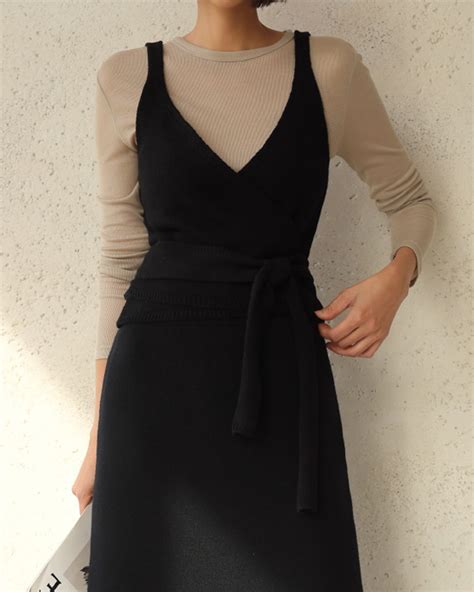 어바웃썸 시크하고 여성스러움 가득 담긴 랩 타입 뷔스티에🤎 간편하면서도 드레스업하게 즐기기 좋은 랩 타입 니트 뷔스티에 선보입니다 바디라인에 맞춰 둘러 리본이나