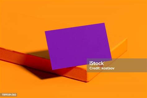 오렌지 모던 쇼케이스와 오렌지 받침대에 빈 보라색 명함 3d 렌더링 미니멀리즘 개념 0명에 대한 스톡 사진 및 기타 이미지 0명 공란 광고 Istock