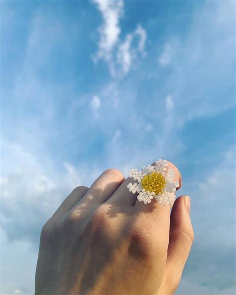 Кольцо ромашка 🌼 | Beaded necklace diy, Beaded necklace, Diy necklace