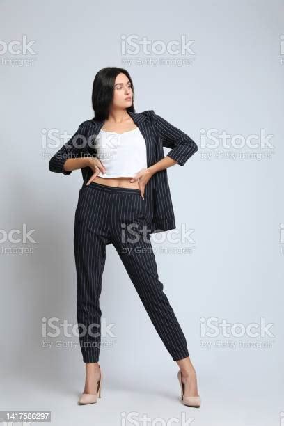 밝은 배경에 공식적인 양복을 입은 아름다운 여성의 전체 길이 초상화 비즈니스 복장 검은색에 대한 스톡 사진 및 기타 이미지 검은색 기업 비즈니스 단정한 사무복