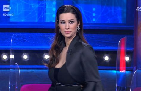 Conduttrici Tv Manuela Arcuri A I Soliti Ignoti 30 Aprile 2021
