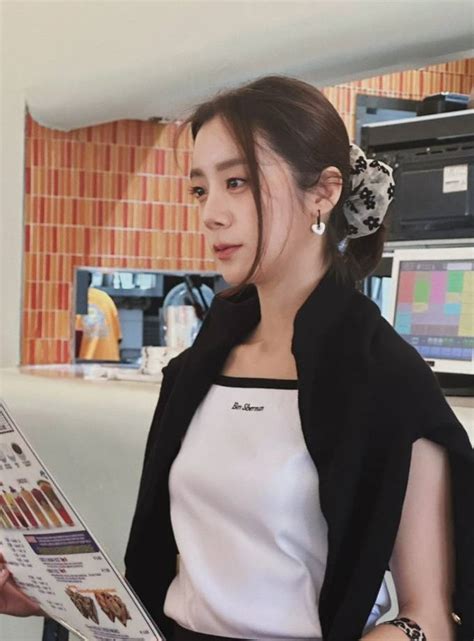 패션엔 우혜림 오늘 기분 전환 미니에 반팔 짧은 노출 패션 육아 탈출 프레피룩