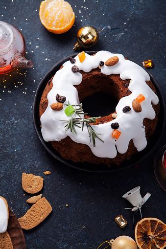 말린 과일과 럼과 설탕 유약에 배어 전통적인 크리스마스 케이크 심장모양의 생강 쿠키와 티 타임입니다 축제 장식으로 크리스마스 배경입니다 수직 성분 12월에 대한 스톡 사진