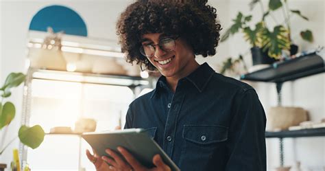 중소기업 미소와 태블릿 도자기를 가진 남자와 긍정적 인 피드백 온라인 및 크리에이티브에 대해 행복합니다 탐색 기업가 및 상점에 대한 리뷰 읽기 장인과 상점의 성장을