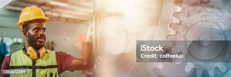 강철 중공업 공장 넓은 공간에서 기계 기계 장비를 장착한 아프리카 흑인 노동자배너 배경 25 29세에 대한 스톡 사진 및 기타 이미지 25 29세 강철 건강관리와