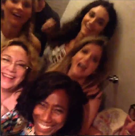 Ego Fl Via Alessandra Divulga V Deo Com Elenco De Programa No Banheiro Not Cias De Famosos