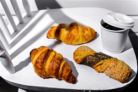 머핀 크로와상 흰 나무 벽 배경에 흰색 의자에 뚜껑이있는 종이 커피 컵이있는 퍼프 0명에 대한 스톡 사진 및 기타 이미지 0