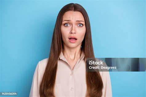 긴 헤어 스타일을 입은 베이지 색 블라우스를 입은 화려한 무서워하는 예쁜 여자가 푸른 색 배경에 고립 된 카메라를 응시하는 사진 30 34세에 대한 스톡 사진 및 기타
