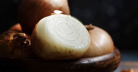 Що робити коли гниє цибуля де найкраще зберігати цибулю щоб вона довго не псувалася Oboz Ua