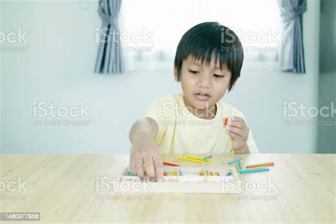 아시아 유치원 소년은 나무 막대기 장난감을 가지고 놀고 숫자를 세며 수학을 배운다 4 5세에 대한 스톡 사진 및 기타 이미지 4 5세 개념 개념 기호 Istock