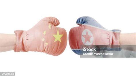 중국과 북한 국기와 권투 장갑입니다 중국 Vs 북한 개념 개념에 대한 스톡 사진 및 기타 이미지 개념 경제 공격성