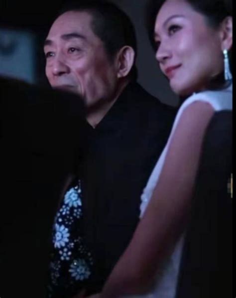 張藝謀帶小30歲嬌妻現身活動，陳婷面板細膩白嫩，被指撞臉景甜