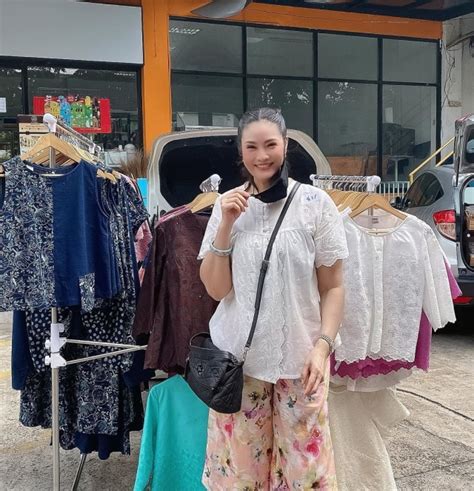 เปิดชีวิตล่าสุด อรอนงค์ ผันตัวเป็นแม่ค้า เปิดท้ายขายเสื้อผ้า หลังหย่าอดีตสามี The Bangkok Insight