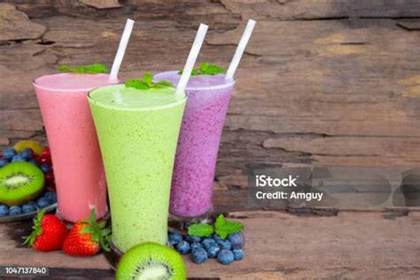 딸기 키 위 블루베리 스무디 스무디 주스 음료 건강 한 나무 배경에 유리 음료 에피소드 아침에 맛 있는 맛 0명에 대한 스톡 사진 및 기타 이미지 Istock