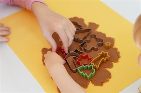 선택적 초점 다양한 크리스마스 쿠키 커터와 진저 브레드 쿠키를 만드는 아이들 진저 브레드 반죽 가족 크리스마스 순간 2명에 대한 스톡 사진 및 기타 이미지 Istock