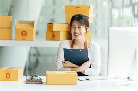 홈 오피스에서 자신의 직업 쇼핑 온라인 사업에 소포 상자를 가진 성공적인 아시아 여성 기업가 중소 기업을 시작 Sme 개념