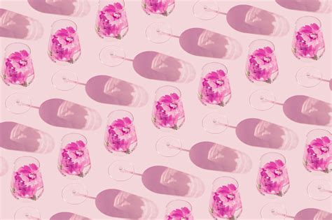 햇볕이 잘 드는 파스텔 핑크 배경에 히비스커스 플라워 워터가 있는 유리소재 패턴 여름과 다과 컨셉 최소한의 스타일 0명에 대한 스톡 사진 및 기타 이미지 Istock