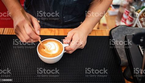 나무 숟가락으로 커피 한 잔에 커피 거품을 만들거나 준비하는 바리스타의 손 클로즈업바리스타 커피 만들기 기포 음료에 대한 스톡 사진 및 기타 이미지 Istock