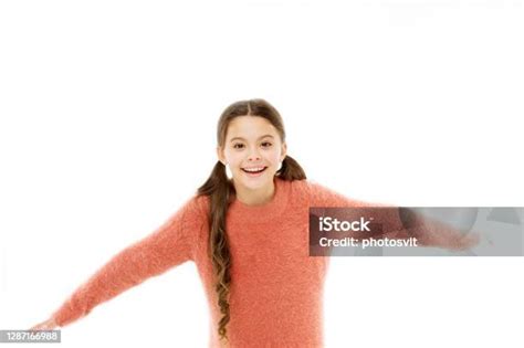 자유로운 느낌 매 순간을 즐기십시오 긴 머리 고립 된 흰색 배경을 가진 행복한 아이 소녀 행복한 어린 시절 긍정적 인 감정 육아와 육성 아이 웃는 얼굴 라이브 평온한 행복한