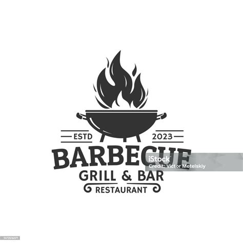 바베큐 로고 또는 불 불꽃이 있는 아이콘 바베큐 라벨 그릴 바 레스토랑 스테이크 하우스 빈티지 배지 디자인 벡터 그림입니다