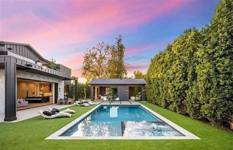 This Custom Exquisite Estate In Encino Boasts Over 6200 Sqft Of
