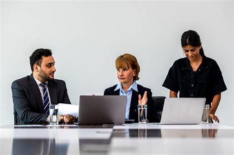 다양한 동료들이 브레인 스토밍에 모여 통계에 대해 함께 논의합니다 브레인 스토밍 사업 계획을 함께 수행하는 사람들 동료들이 모입니다 팀 브레인 스토밍 작업 개념 25 29