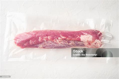 육류 제품 돼지 필레 안심의 진공 포장 화이트 스톤 배경에 상단 보기 플랫 레이 안심에 대한 스톡 사진 및 기타 이미지 안심 돼지고기 날것 Istock