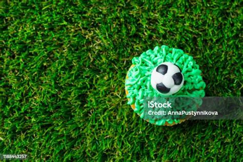 축구 파티 생일 녹색 잔디 배경에 컵 케이크를 장식 공간을 복사합니다 맨 위 보기 생일에 대한 스톡 사진 및 기타 이미지 생일 축구 축구공 Istock