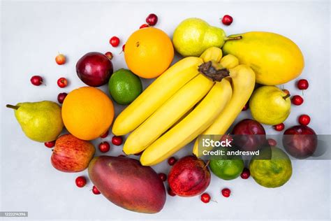 과일 컬렉션 상단에서 본 창조적 인 레이아웃 바나나 사과 배 오렌지 레몬 파파야 망고 아세로라와 자두 열대 과일 0명에 대한 스톡 사진 및 기타 이미지 Istock