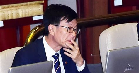 머니s포토 대정부 질의에 경청하는 김상조