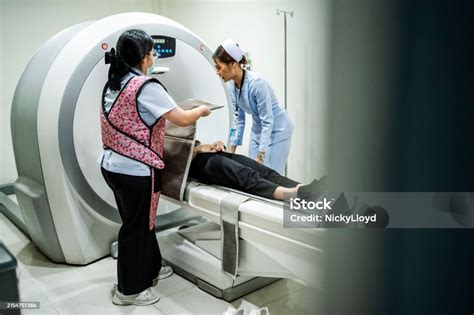 병원에서 Ct 스캔 검사를 위해 환자를 준비하는 방사선 전문의 및 간호사 20 24세에 대한 스톡 사진 및 기타 이미지 20 24세 25 29세 30 34세 Istock