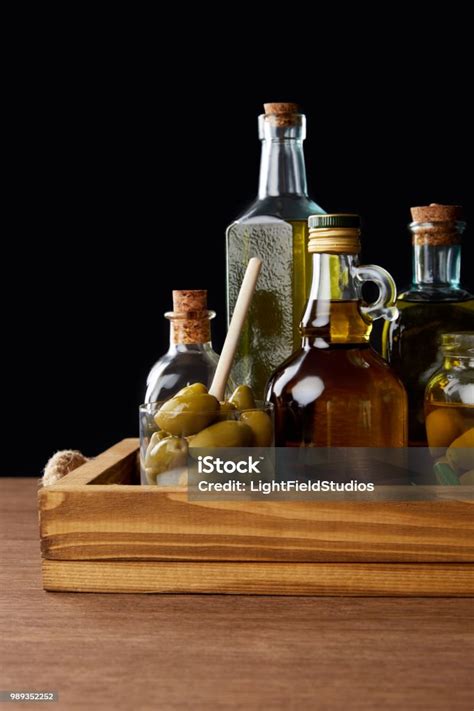 향기로운 올리브 오일과 검은 배경에 나무 테이블에 녹색 올리브와 항아리의 다른 병 0명에 대한 스톡 사진 및 기타 이미지 0명 건강한 생활방식 검정색 배경 Istock