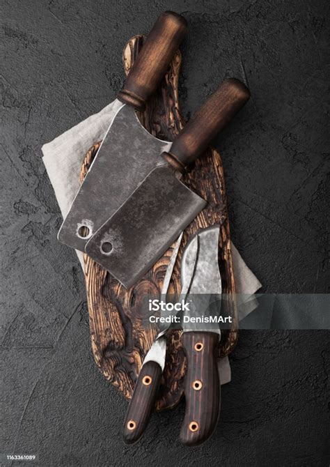 빈티지 고기 칼과 포크와 빈티지 도마와 검은 테이블 배경 과 도끼 정육점 기구 클로즈업 강철에 대한 스톡 사진 및 기타 이미지 강철 고기 골동품 Istock