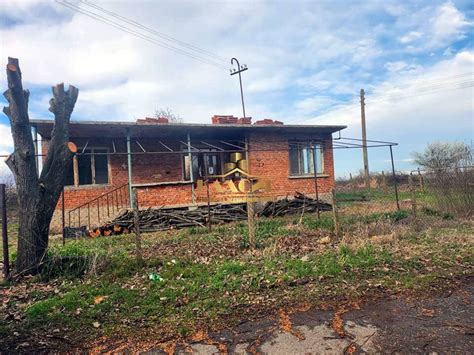 Къща в Безмер с 4 декара двор Едноетажна къща 120 кв м РЗП 3800 кв м двор Къщи Вили Б