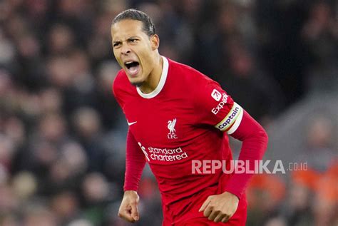 Van Dijk Menunggu Momen Pertama Kali Angkat Trofi Sebagai Kapten Liverpool Republika Online