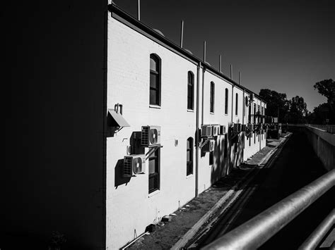 집 밖의 거리 거리 풍경 건물 건물 외관 건축 건축 사진 건축 설계 공기 조절 교외의 구조 그림자 기하학적 기후 제어 깨끗한 라인 대비 조명