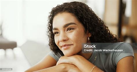 장학금 기회 미래 및 아이디어를 위해 가정에서 여성과 함께 생각하고 계획하고 학생입니다 결정 휴식 및 비전을 위해 거실에있는