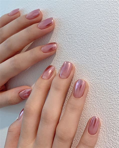 네일빈 𝑁𝑎𝑖𝑙 𝐵𝑖𝑛 웨딩네일 파우더네일 자석네일 전문 아트로 예약해 주세요⠀ 문의 많이 주시는 로즈메탈 파우더그라 💗 가을에 하면 얼마나 이쁜지요 💗